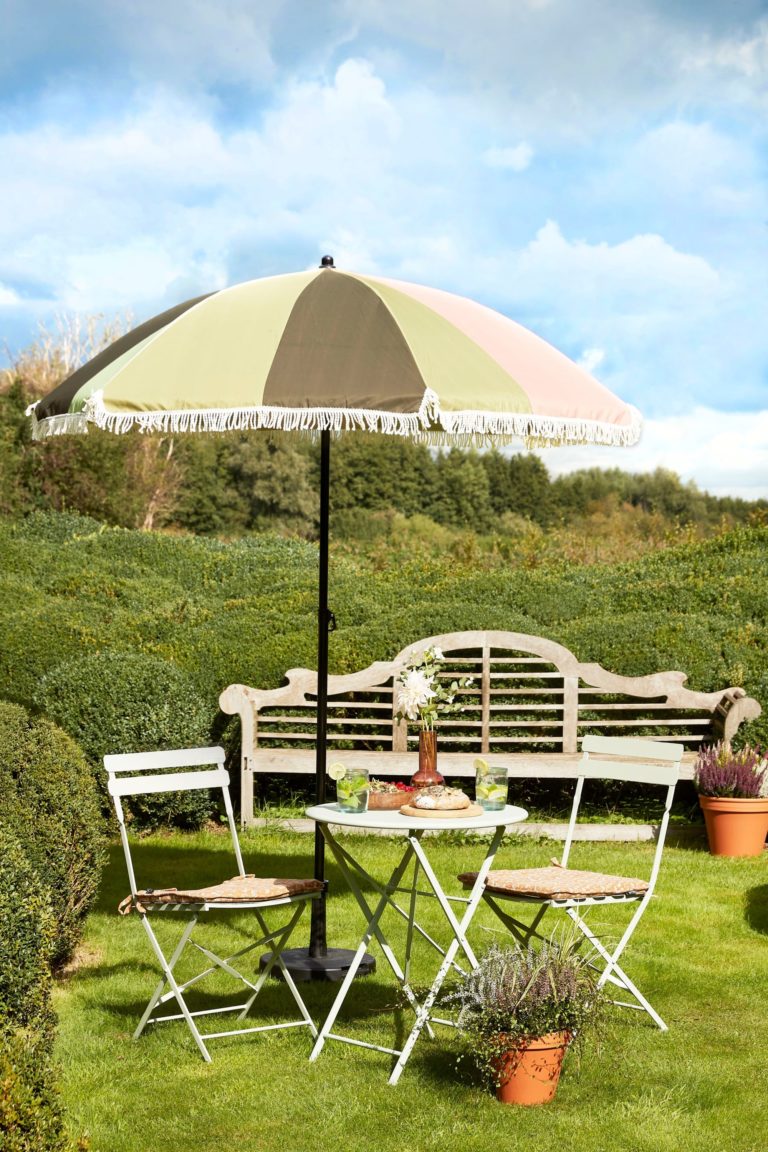 Protégez-vous du soleil avec style : Les parasols tendance pour la ...