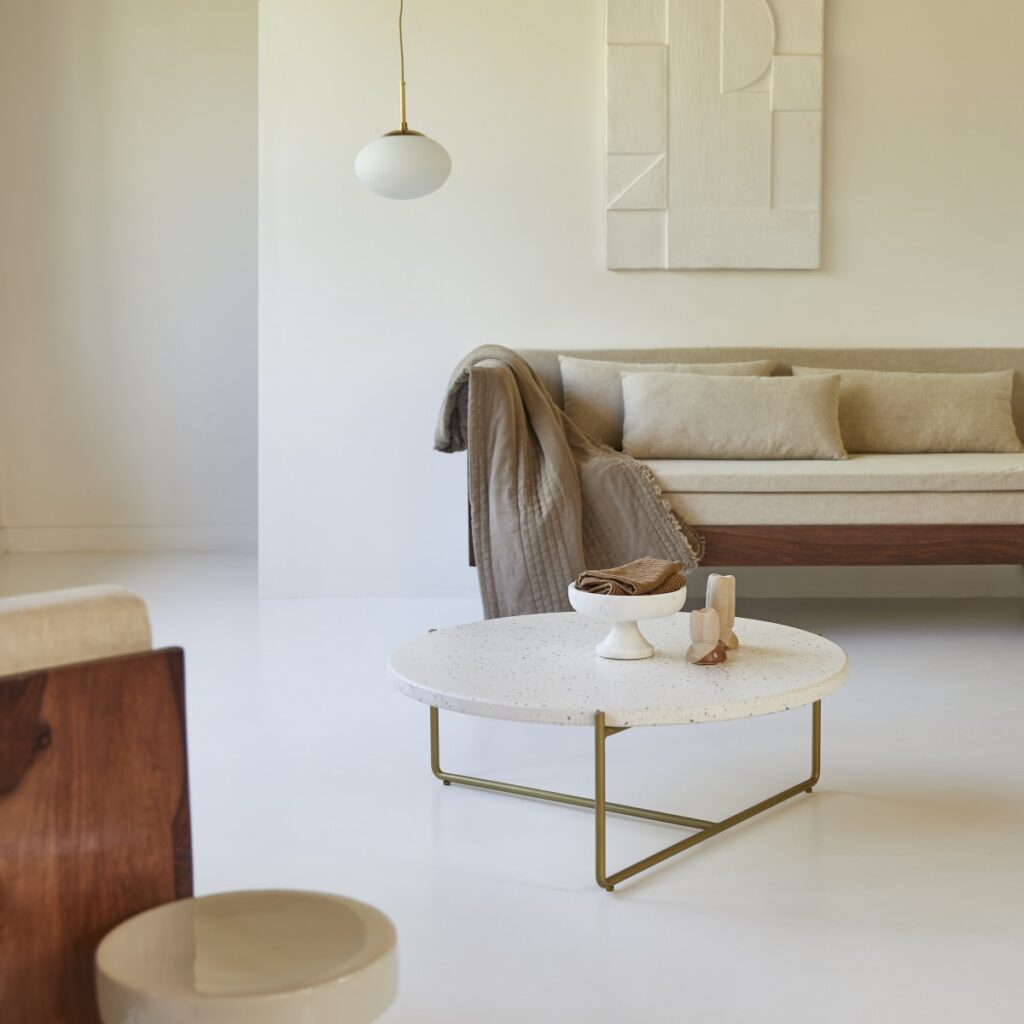 Une table basse ronde pour optimiser l’espace dans le salon